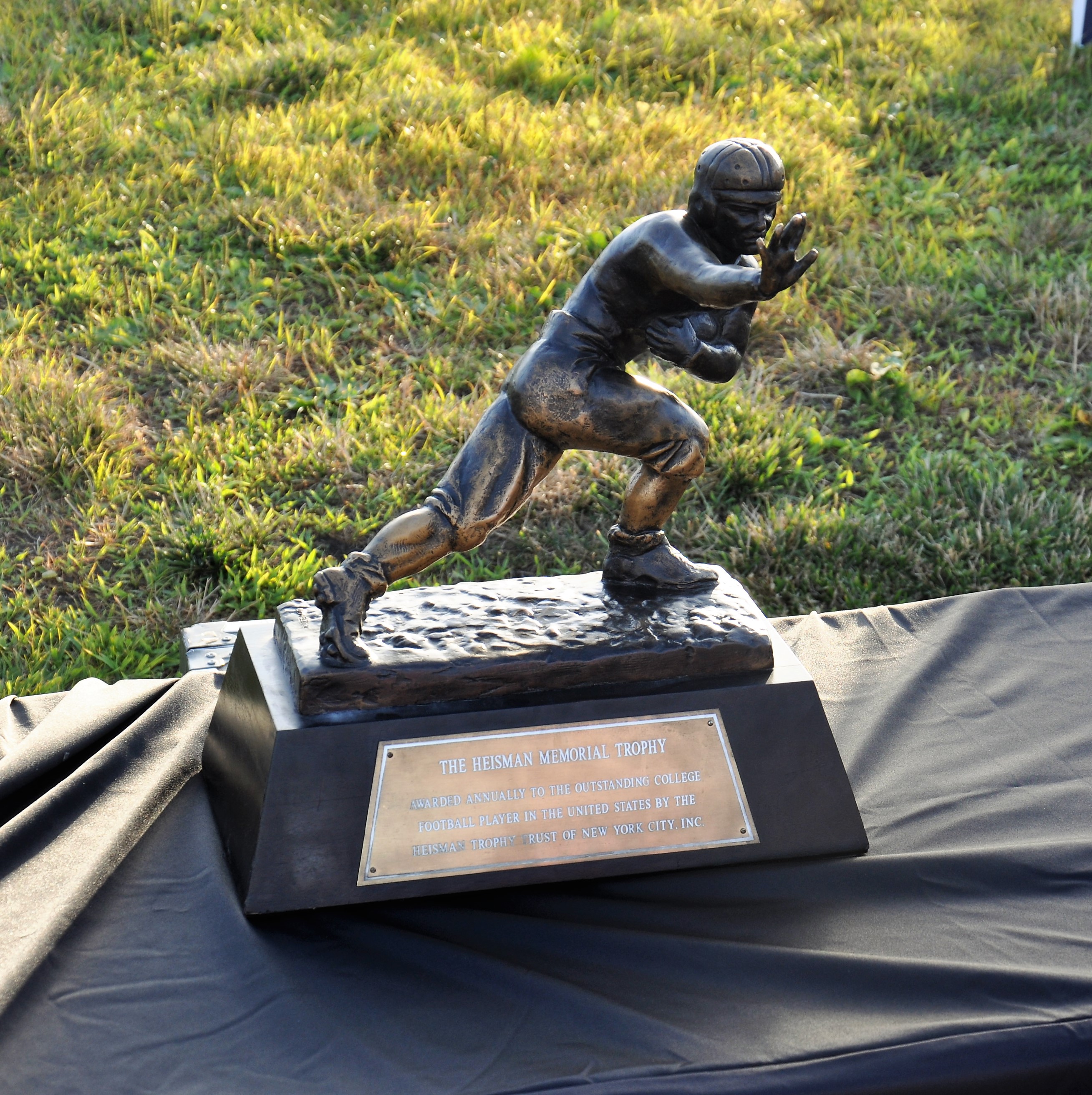 072318-03_a-replica-of-the-heisman-trophy-was-on-display-at-the-aac ...