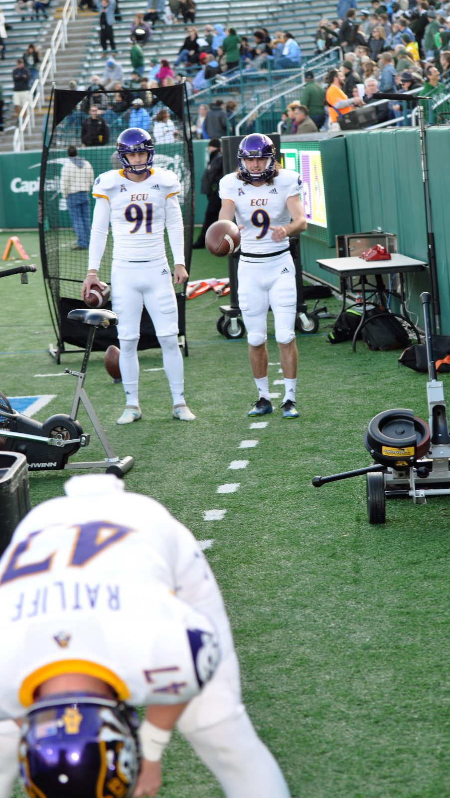 Deep snapper Anthony Ratliff snaps to Jake Verity (9) as Caleb Pratt ...
