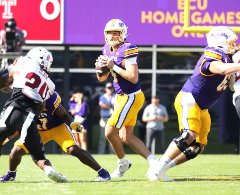 Pirates W-I-N at Homecoming as Houser passes for 5 TDs